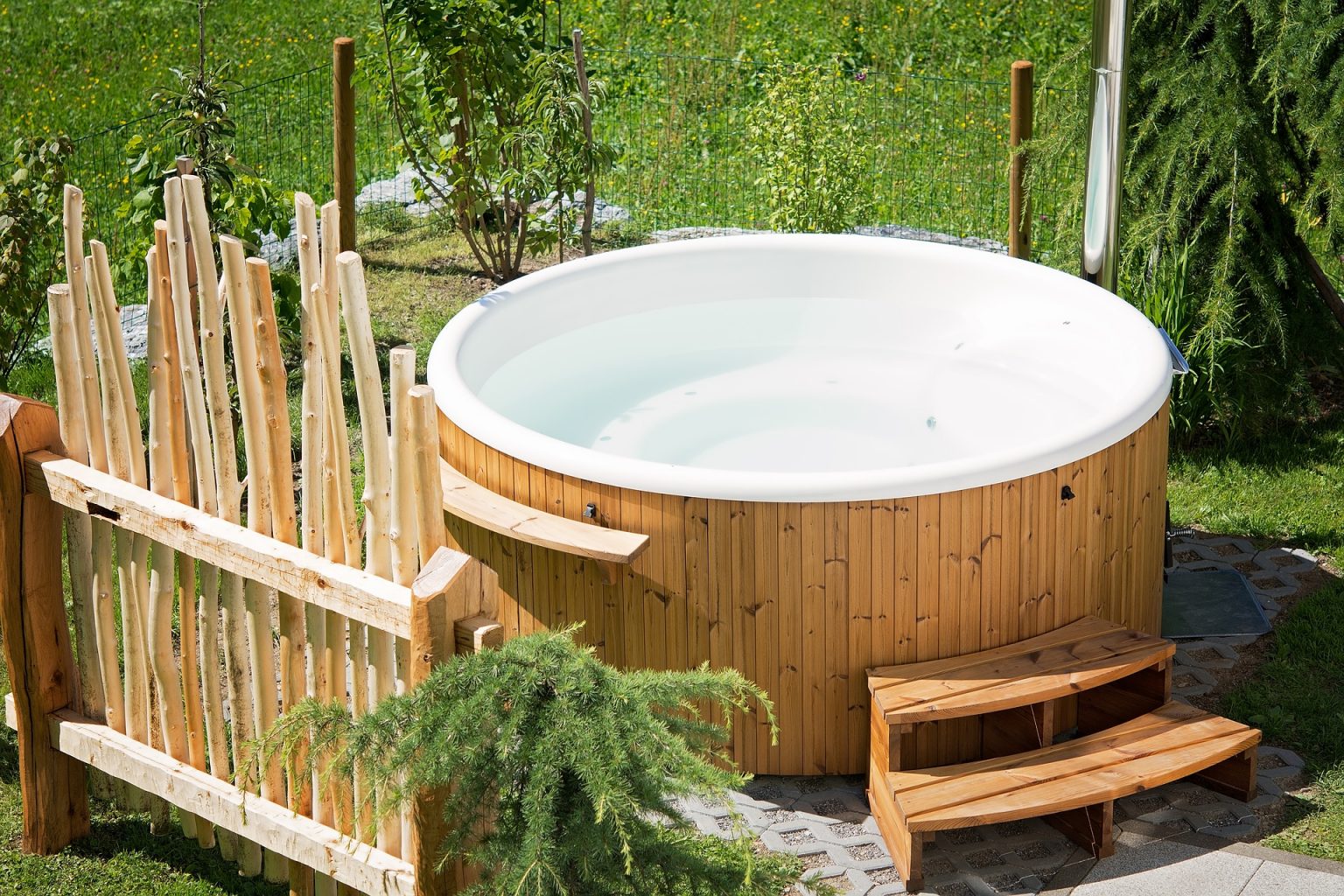 Quels sont les bienfaits du bain nordique en bois ? - Aquaguide